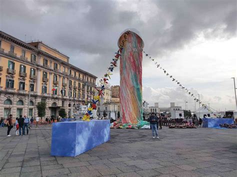 Che Rappresenta Il Pulcinella In Piazza Municipio A Napoli E Chi L