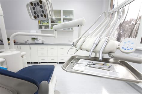NFZ pokazał nową listę darmowych świadczeń u dentysty Za to płacić nie