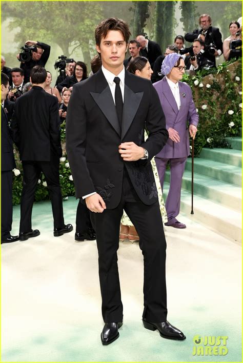 Anne Hathaway Skips Met Gala 2024 While Idea Of You Co Star Nicholas
