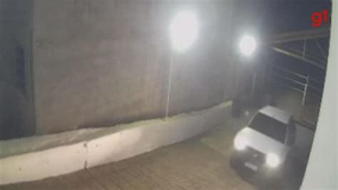 Vídeo Câmera flagra suspeitos atirando contra carro de secretário de