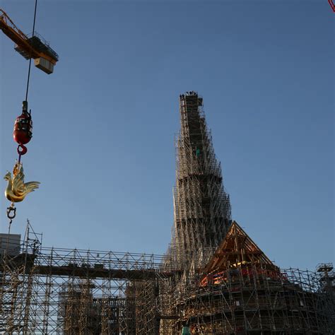 Le coq de Notre Dame de Paris a retrouvé sa place à son sommet