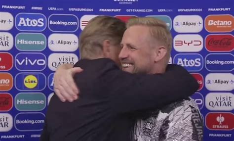 Cha con Schmeichel cười tươi rói sau khi hành hạ tuy