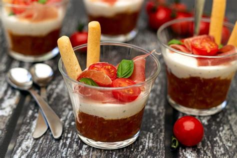 Verrines à la compotée de tomates cerises mousse de fromage frais et