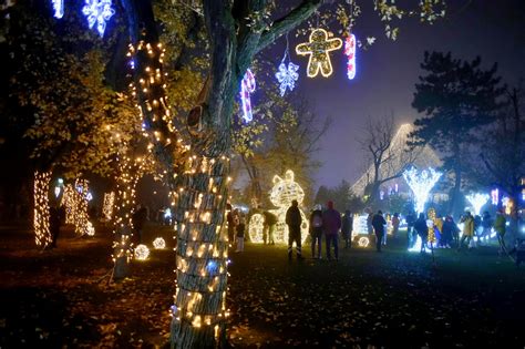 B365 Ultimul weekend în care oamenii se mai pot bucura de luminițele