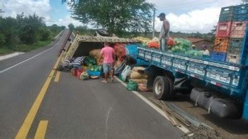 Caminhão carregado de verduras tomba na BR 316 Marechal Notícias