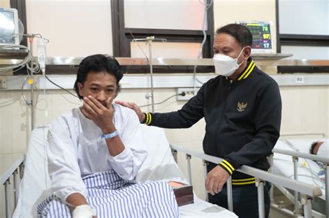 Pastikan Penanganan Dilakukan Dengan Baik Menpora Amali Jenguk Korban