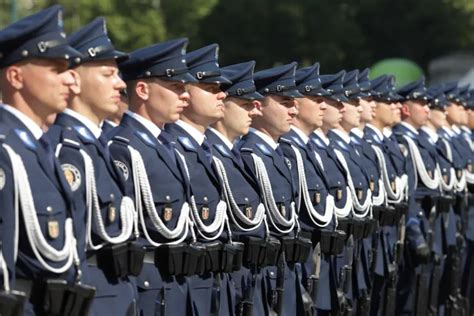 Od 1 maja 2024 r MSWiA zrównał pensje startowe w policji i wojsku