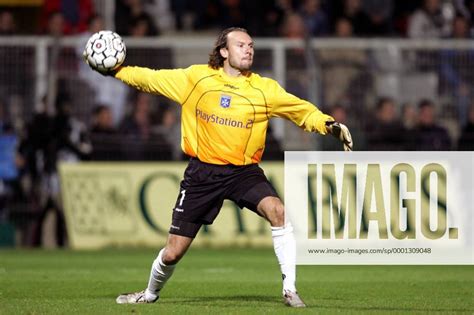 Torwart Fabien Cool Auxerre Abwurf Fußball Herren Ligue Une 2004