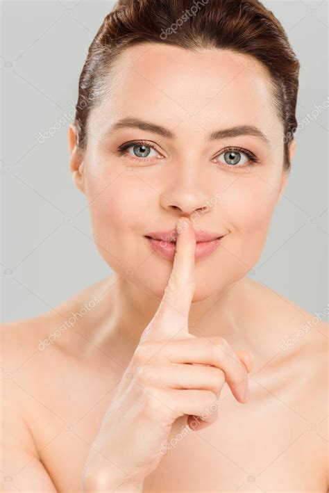 Mujer Desnuda Feliz Mostrando Signo De Silencio Y Sonriendo Aislado En