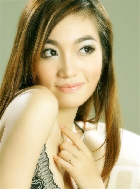 GOOD MODELS ELLY TRAN HA TOPLESS PHOTO