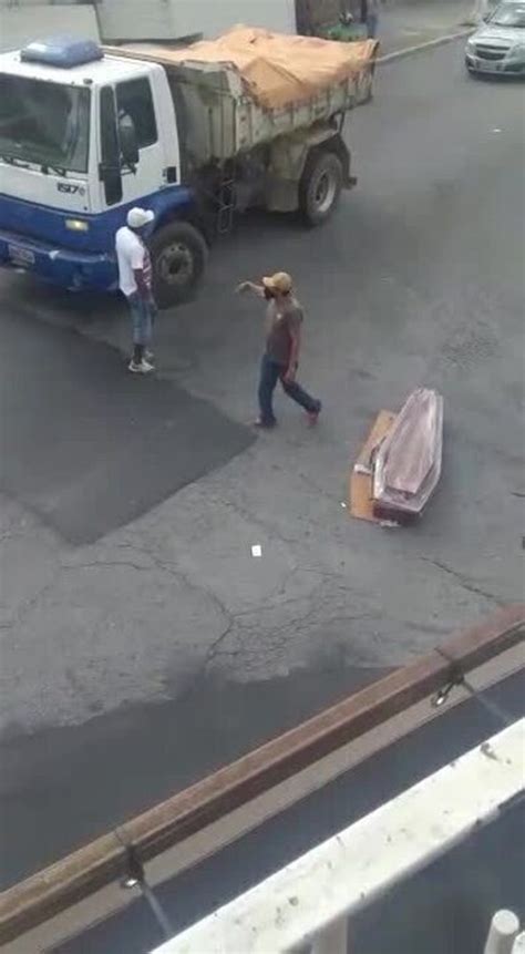 Caixão o corpo de um homem cai de carro em rua da Zona Norte de SP