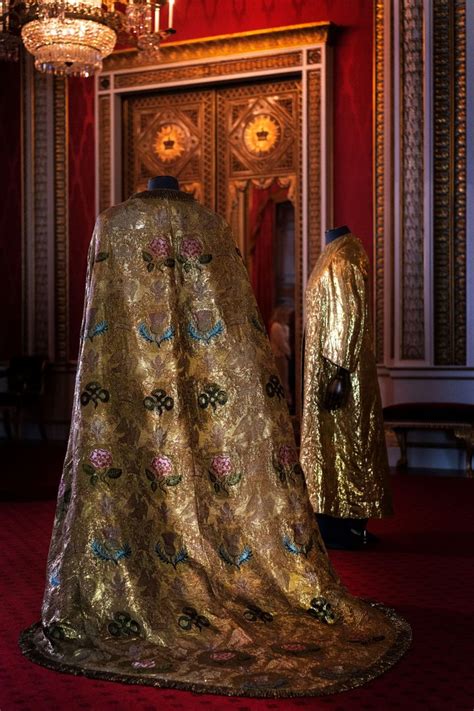 Couronnement De Charles III Velours Or Et Recyclage Pour Le