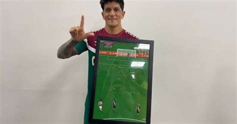Cano recebe quadro após golaço do meio campo e comemora O mais bonito
