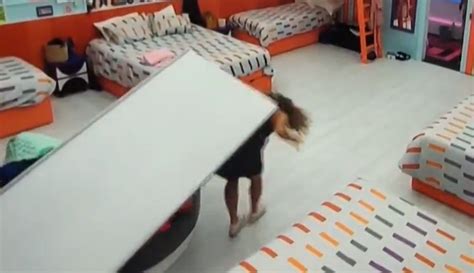 Porta despenca em cima de participante do Big Brother Portugal vídeo