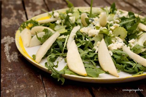 Cocina para pobres Ensalada de rúcula pera queso azul apio y nueces