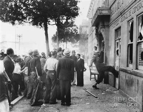 Lynch Mob Outside Governors Palace Photograph By Bettmann Fine Art
