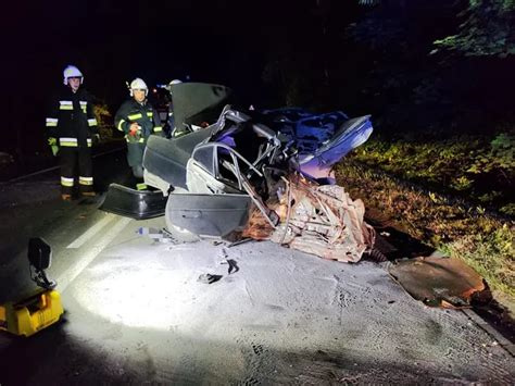 Poważny wypadek w Różankowie pod Toruniem Samochód rozpadł się na dwie