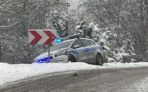 Kolizje radiowóz w rowie Trudne warunki na drogach