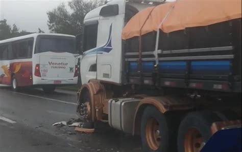 Acidente entre carreta ônibus e caminhão causa congestionamento na