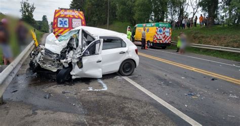 Tragédia Colisão frontal entre carro e caminhão deixa várias vítimas