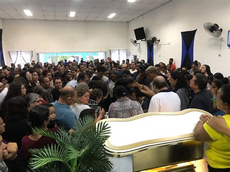 Corpo da menina atingida na cabeça por bala perdida é sepultado em