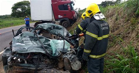 G1 Motorista morre e carro fica destruído em batida de frente