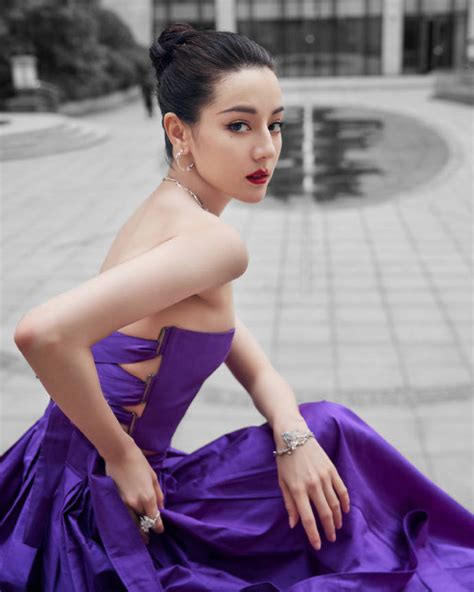 迪丽热巴一袭紫色长裙梦幻神秘 身姿舒展曲线迷人 搜狐大视野 搜狐新闻