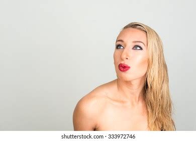Sexy Nude Blonde Woman Blowing Kiss Foto De Stock 333970568 Shutterstock