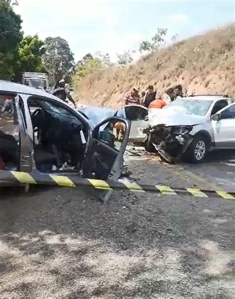 Batida entre dois carros deixa quatro feridos em Itaguara na Região