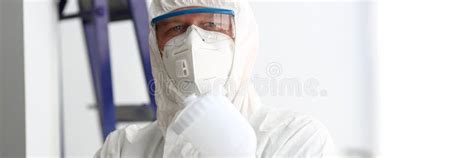 Realizar Do Trabalhador Na Arma Do Aer Grafo Do Bra O Que Veste O Terno