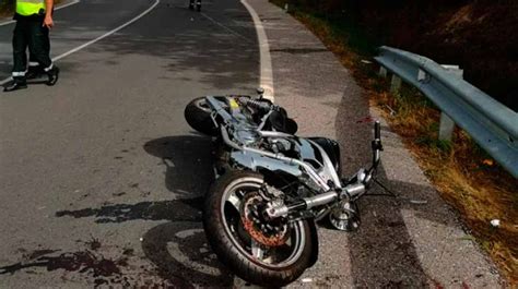 Muere Un Motorista Al Chocar Con Un Jabal Y Despu S Con Un Coche En