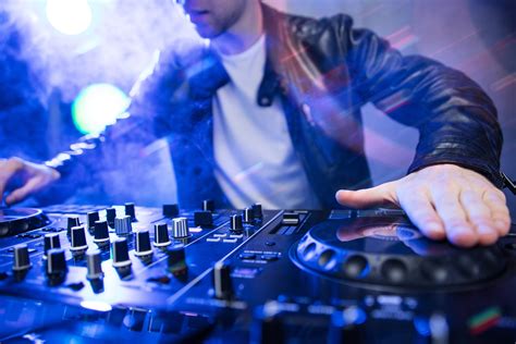 5 Reasons Why You Should Hire A Professional DJ For Your Event