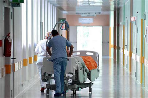 Bimbo di 3 anni schiacciato da un cancello in un lido nel cosentino è