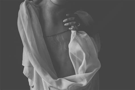 Love Your Lines Finds Beauty In Womens Stretch Marks Mater Mea