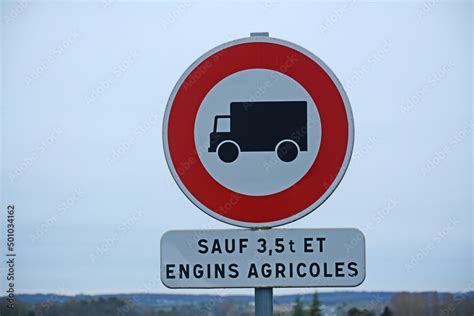 Stockfoto Panneau Routier B8 Et Panonceau M4f Interdit Aux Poids