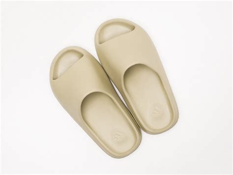 Сланцы Adidas Yeezy slide цвет Бежевый купить по цене 2590 рублей в