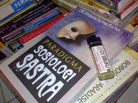 Literatur Ilmu Sosial Jual Buku Paradigma Sosiologi Sastra Nyoman Kutha