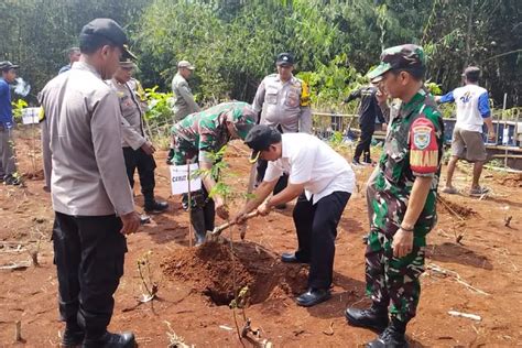 Peduli Lingkungan Jajaran Polsek Rumpin Tanam 500 Pohon Buah