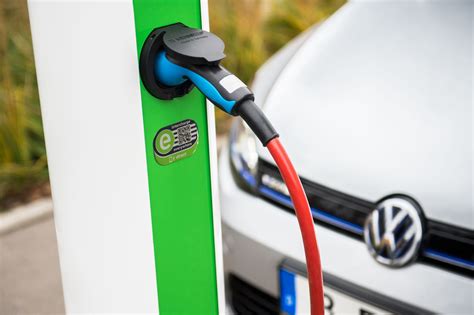 Cómo instalar un punto de recarga para vehículos eléctricos en el gara
