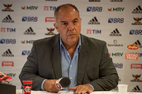 Marcos Braz aparece protegido após morder torcedor do Flamengo