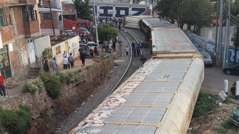 Tren se descarrila en Zacatecas tira barda y daña autos UnoTV