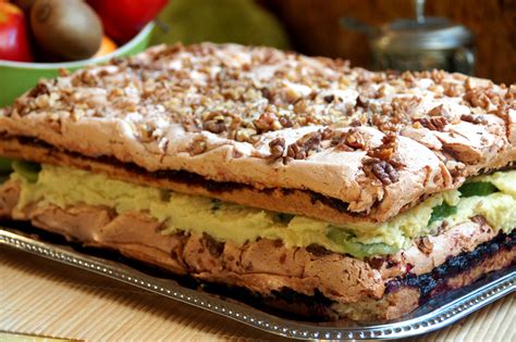 Ciasto z kremem kiwi i truskawkową bezą przepis PrzyslijPrzepis pl