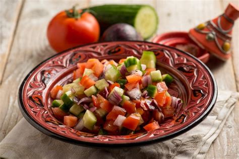 Ensalada marroquí tradicional con cebolla tomate y pepino Foto Premium