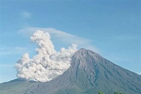 Kembali Erupsi Gunung Semeru Alami 22 Gempa Letusan Himalayapost