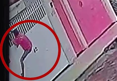 Cara de pau ladrão é filmado pulando muro de casa em Bom Jesus do