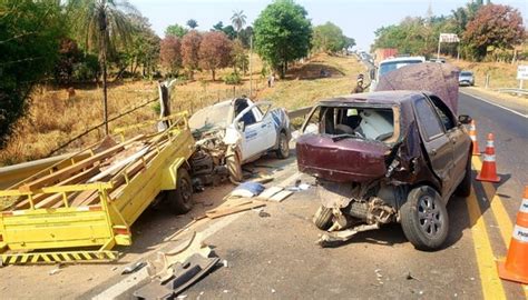 Grave Acidente Entre Carro E Caminhonete Deixa Quatro Feridos Na MG 050