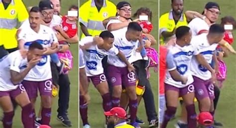 VÍDEO Torcedor invade campo criança no colo para agredir jogador