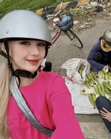 Ngắm nhìn những hình ảnh xinh đẹp giản dị của Xoài Non khi về thăm quê