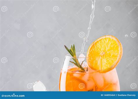 Klassisches Italienisches Aperol Spritz Cocktail Auf Licht Stockfoto Bild Von Leuchte