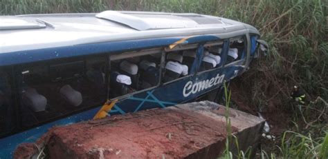 Ônibus cai em ribanceira na rodovia Anhanguera e mata três 29 03 2013